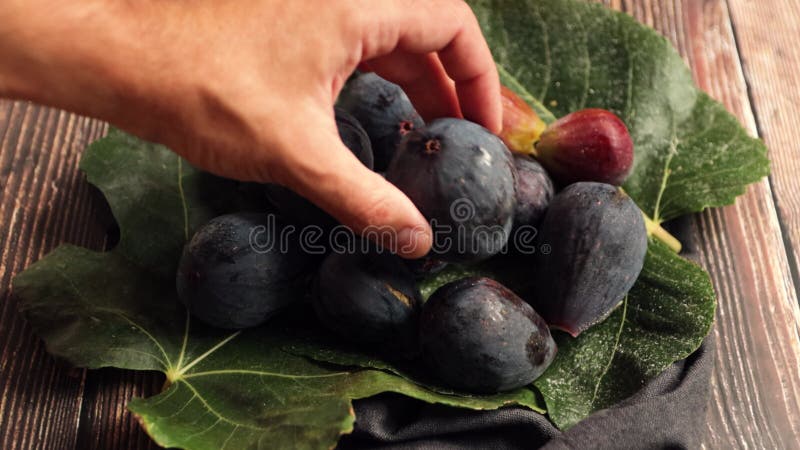 Colocar Figos Em Folhas De Uva Em Mesa De Madeira Video Estoque - Vídeo ...