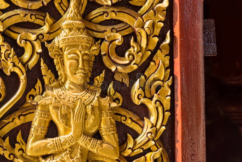 Colocar La Talla De Golden Deva En La Puerta, Templo En Tailandia ...
