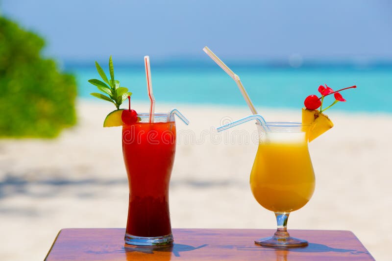 Coloerful-Cocktail Auf Dem Strand Stockbild - Bild von himmel, kühl ...