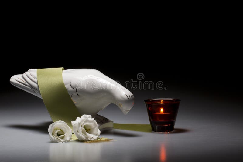 Colombe De Deuil De Porcelaine Avec Le Chrysanthème Blanc Et La Bougie ...