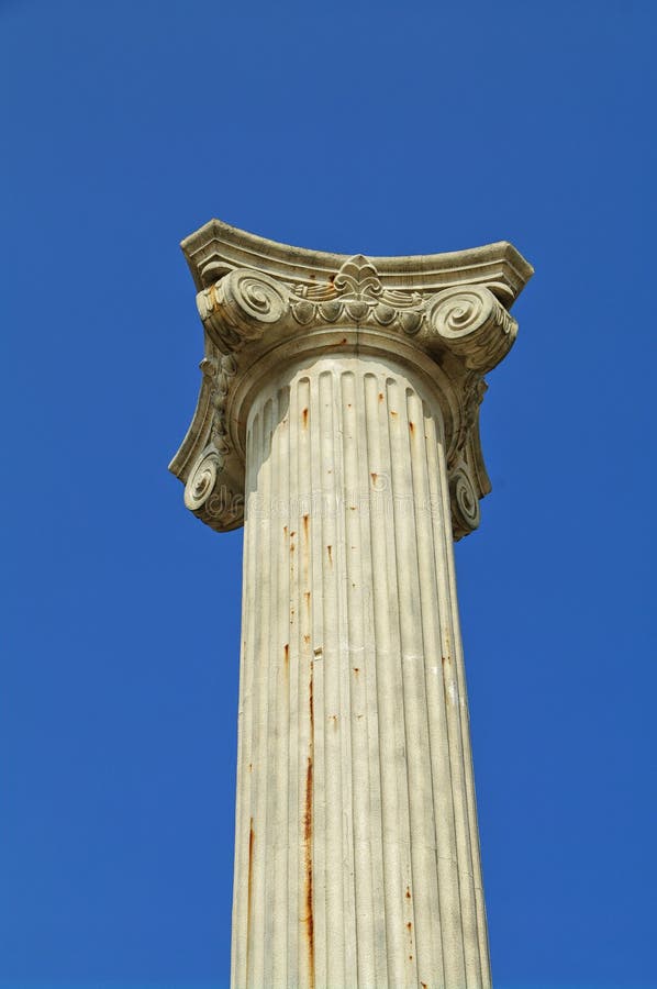 Colonna Ionica Del Greco Antico Isolata Su Bianco Immagine Stock ...