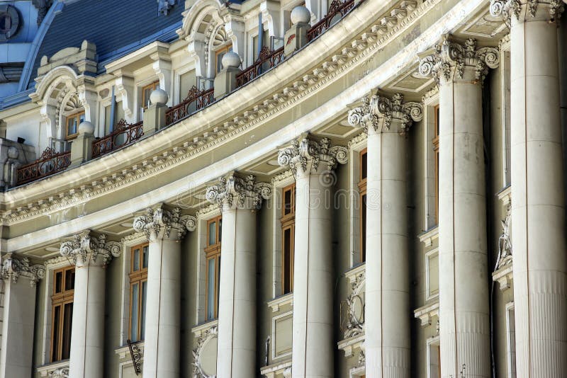 COLONNADE photo stock. Image du hublots, construction - 32311120