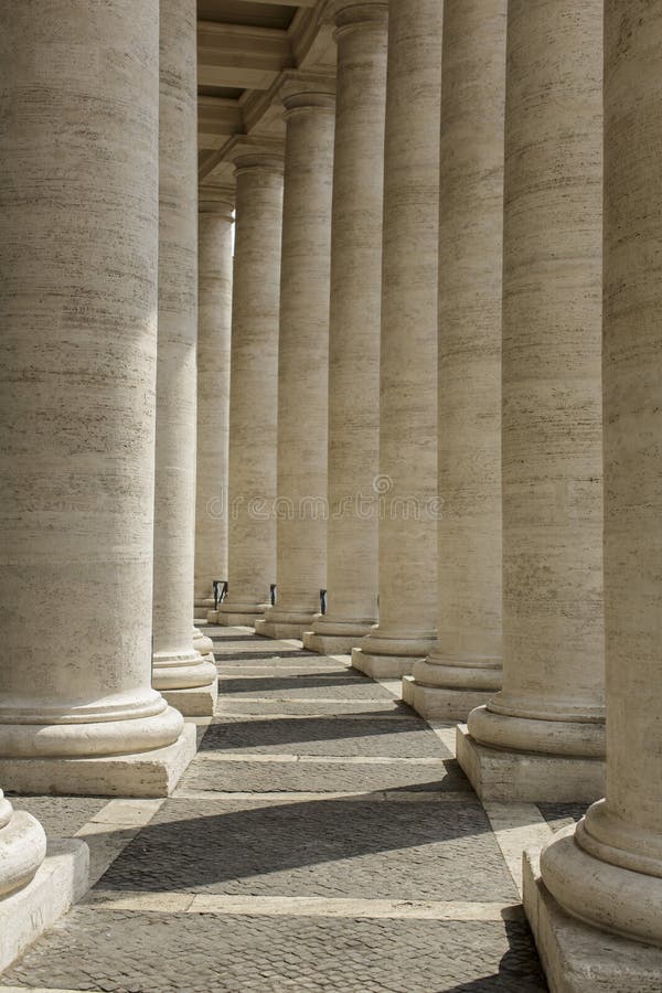 Le Passage De Colonnade Avec La Pergola Dans Le Jardin De La Villa ...