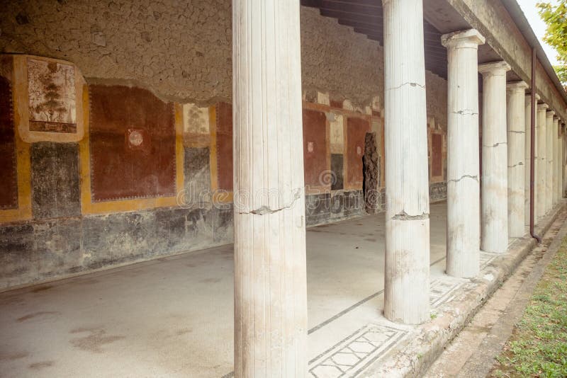 Une Colonnade Des Colonnes égyptiennes Antiques Au Temple De Philae ...