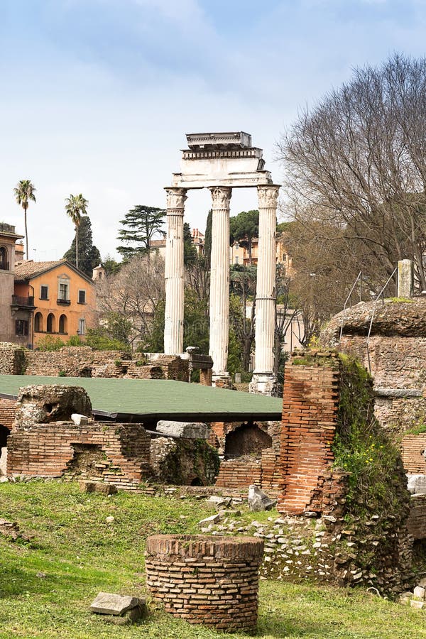 Colonne Su Roman Forum Antico Famoso, Roma, Italia Fotografia Stock ...