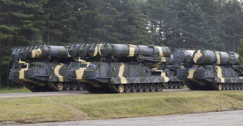 Colonne D'équipement Militaire Image stock - Image of matériel, forêt ...