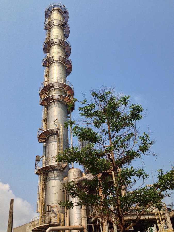 Colonne de distillation photo stock. Image du bleu, centrale - 42791218