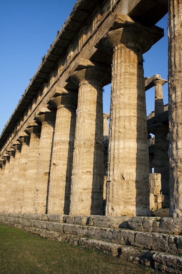 Colonne Antiche Greche Dal Tempio Di Era in Paestum, Italia Fotografia ...