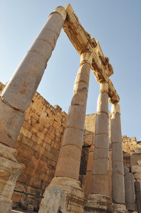 Colonne romane a Baalbeck immagine stock. Immagine di corinthian - 10797389