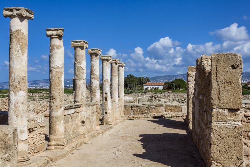 Colonne romane antiche immagine editoriale. Immagine di radura - 136958155