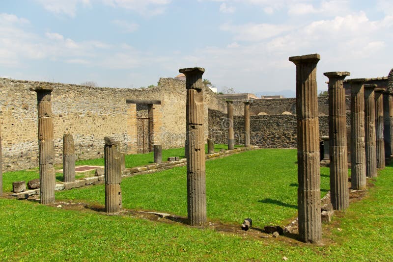 Colonne romane antiche fotografia stock. Immagine di architettura - 2409152