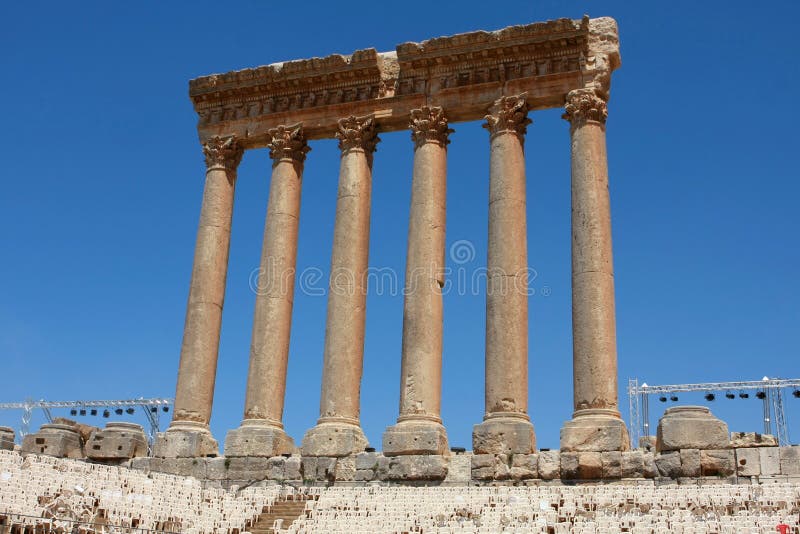 Colonne romane a Baalbeck immagine stock. Immagine di corinto - 10797389