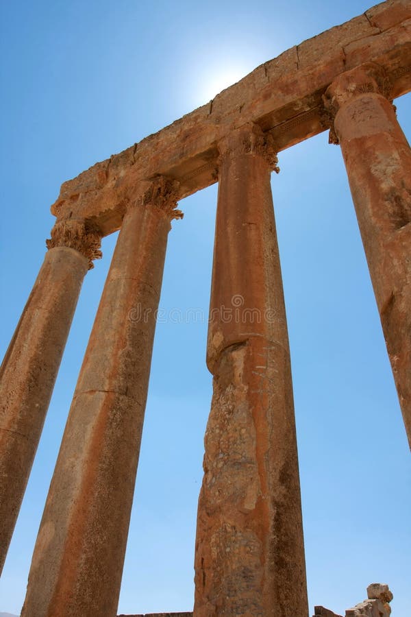 Colonne romane a Baalbeck immagine stock. Immagine di colonne - 11005585
