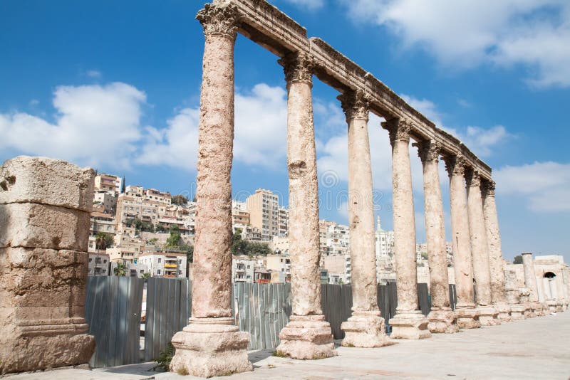 Colonne Romane Davanti Al Amphitheater a Amman Immagine Stock ...