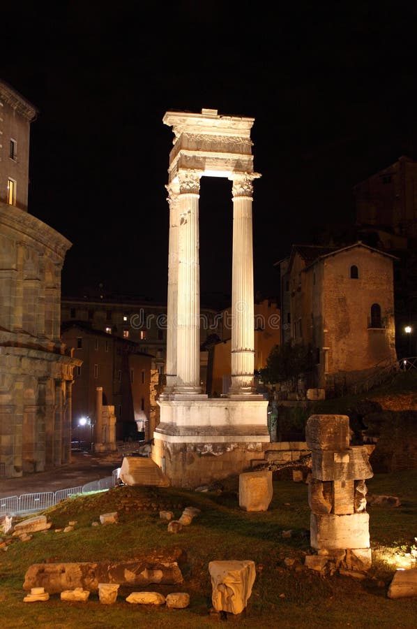 Le Colonne Romane Si Avvicinano Al Teatro Di Marcello Immagine Stock ...