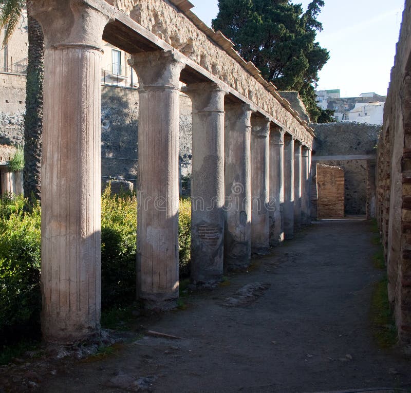 Colonne in Rovine Di Ercolano Immagine Stock - Immagine di antico ...