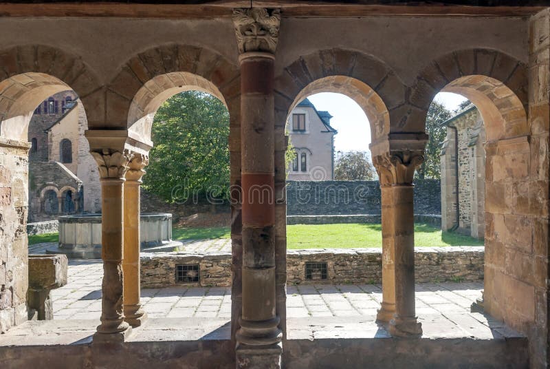 Colonnes avec des voûtes image stock. Image du jour, construction ...