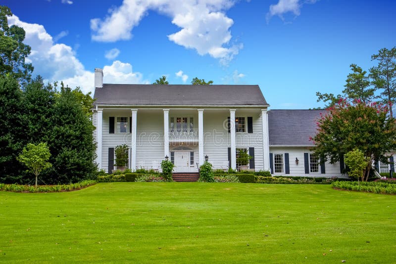 Colonnes Blanches Sur La Colline Verte Photo stock - Image du manoir ...