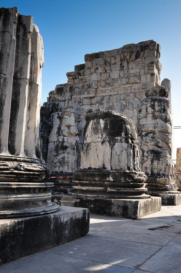 Colonnes De Ruine De Temple Photo stock - Image du fond, historique ...