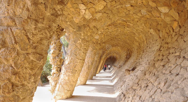Colonnes En Pierre En Parc De Guell, Barcelone Photo stock - Image du ...