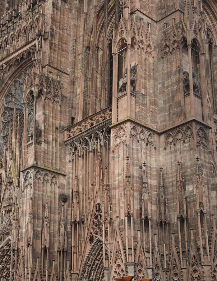 Colonnes Gothiques Minces De La Cathédrale Image stock - Image du fléau ...
