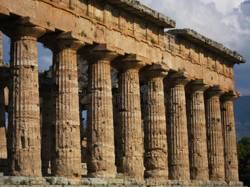 Colonnes Grecques D'un Temple Dans Paestum Image stock - Image du ...