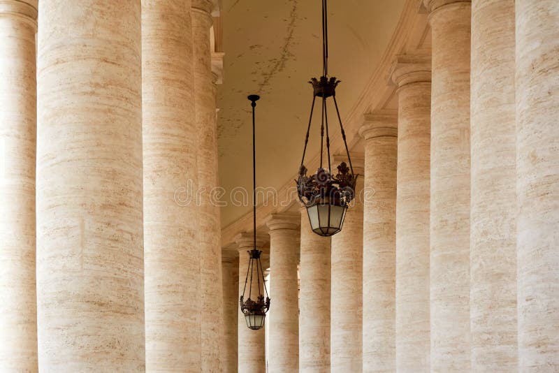 Colonnes Romanes Avec Des Lanternes Photo stock - Image du historique ...