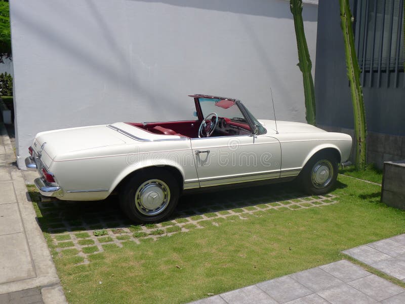 Color Blanco Mercedes-Benz 230 SL Imagen de archivo editorial - Imagen ...