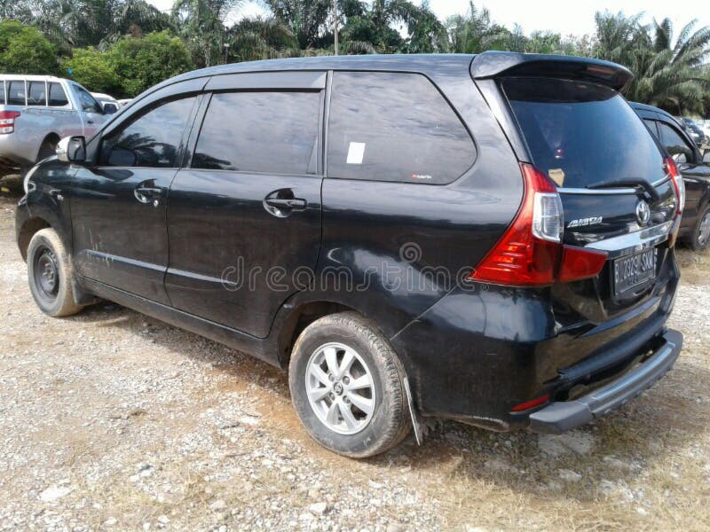 Coche En Color Negro Tesla Modelo S 100d Estacionado En La Estación De ...