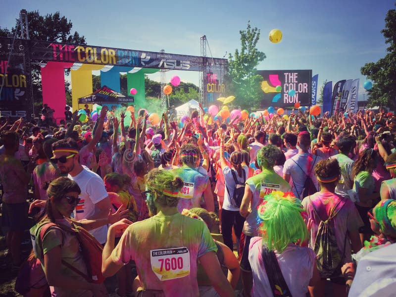 The Color Run Tour 2015 editorial photo. Image of turin - 54477391