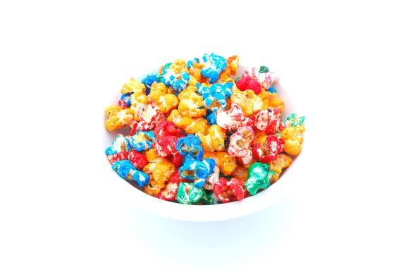 Colored popcorn стоковое изображение. изображение насчитывающей заедки ...