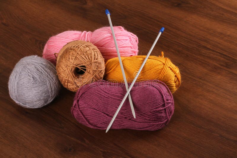 Colores De Lana En La Madera Imagen de archivo - Imagen de arte, lanas ...