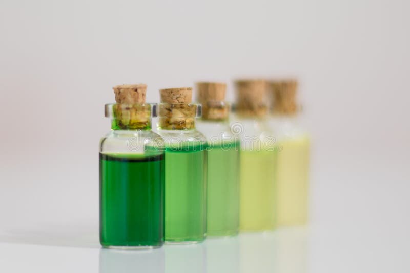 Colores de las botellas imagen de archivo. Imagen de producto - 104846071