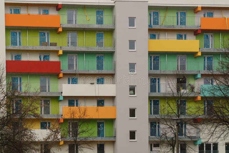 Colores del edificio foto de archivo. Imagen de modelo - 71657840