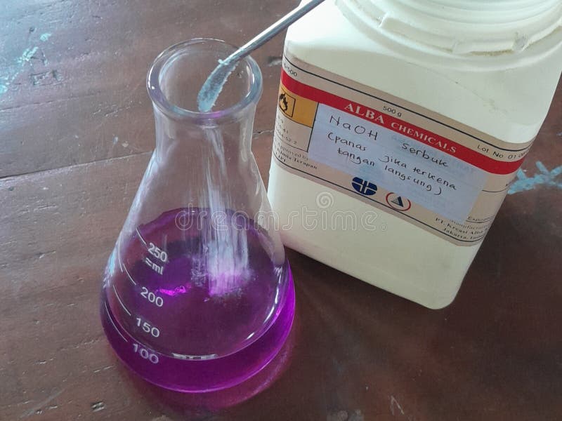 Colorful Experiment Using Alkali in a Conical Flask Editorial ...