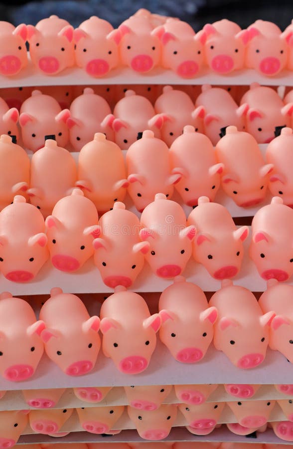 Colorido De Decoarations En La Forma Del Cerdo Imagen de archivo ...