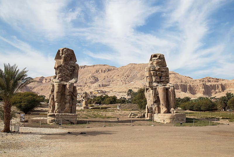 Coloso De Memnon, Estatua Del Faraón Amenhotep III, Luxor Foto de ...