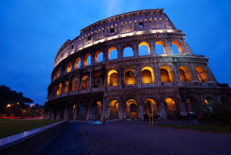 Colosseo All'alba, Roma, Italia Immagine Stock - Immagine di romano ...
