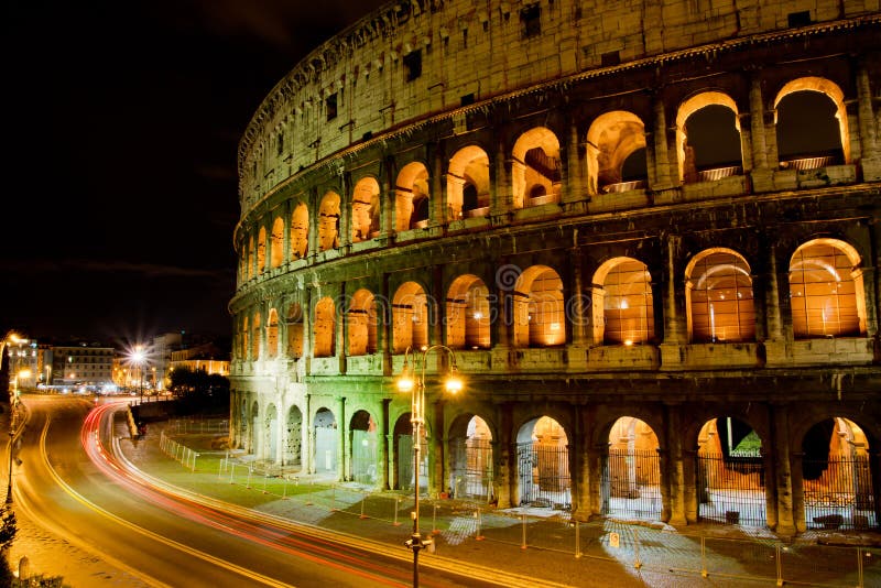 Colosseo Di Notte, Roma Italia Immagine Stock - Immagine di crepuscolo ...