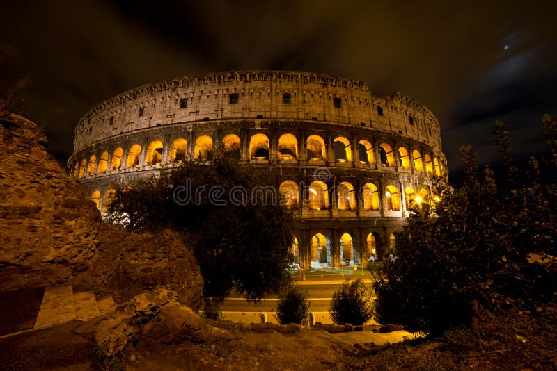 Colosseo Di Notte, Roma Italia Immagine Stock - Immagine di crepuscolo ...