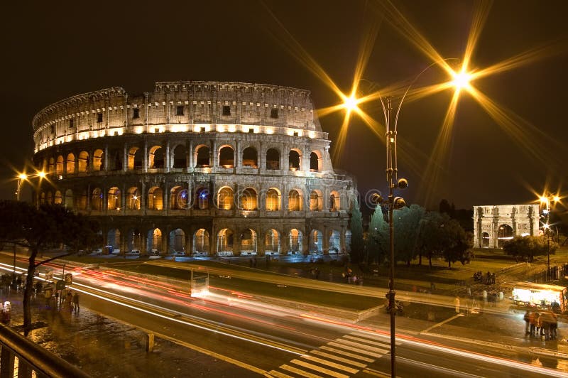 Colosseo Di Roma Entro La Notte Fotografia Stock - Immagine di famoso ...