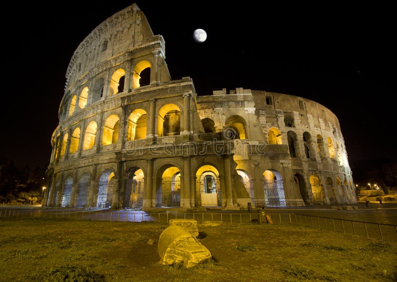 Colosseo entro la notte fotografia stock. Immagine di illuminato - 18186744