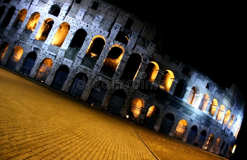 Il Colosseo di notte fotografia stock. Immagine di costruzione - 7750016