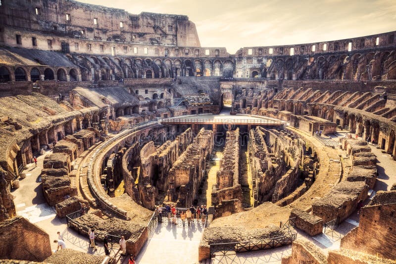 Il Colosseo All'interno, L'architettura Romana Con Le Pietre Monumento ...