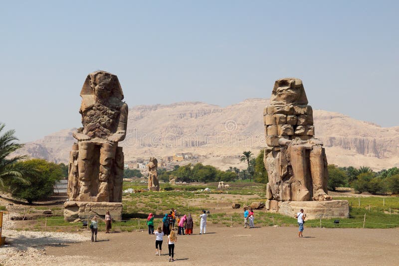 Les Colosses De Memnon - Deux Statues En Pierre Massives De Pharaon ...