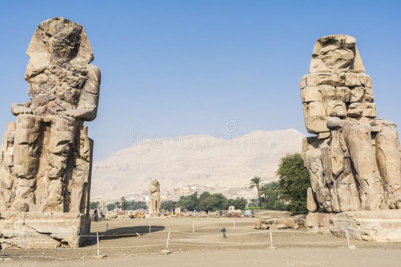 Colosses De Memnon, Statues De Pharaon Amenhotep III, Louxor, Egypte ...