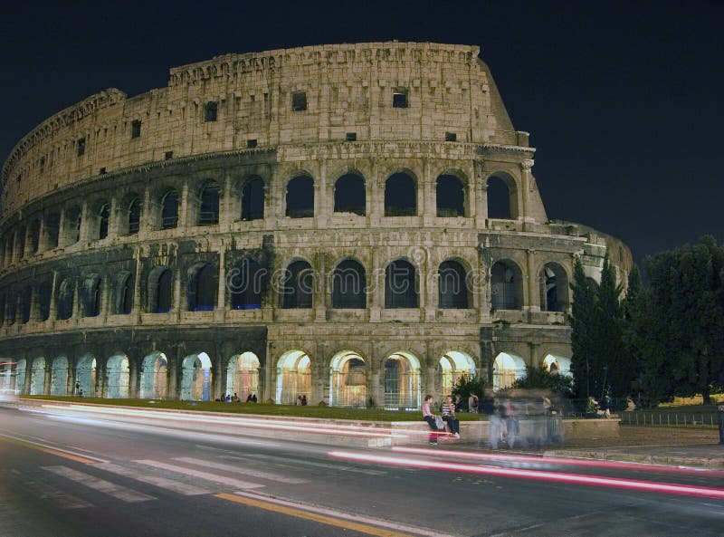 Colosseum alla notte fotografia stock. Immagine di movimento - 1595080