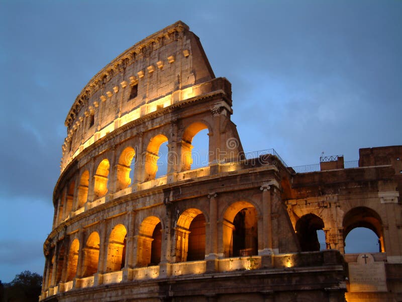 Colosseum alla notte immagine stock. Immagine di roma, corsa - 30165