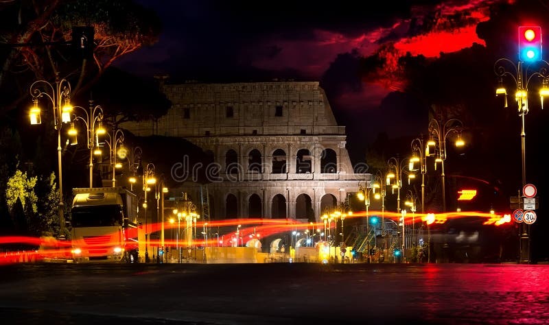Colosseum alla notte immagine stock. Immagine di impero - 88984589