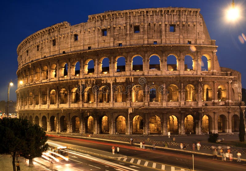 Colosseum alla notte, Roma fotografia editoriale. Immagine di ...